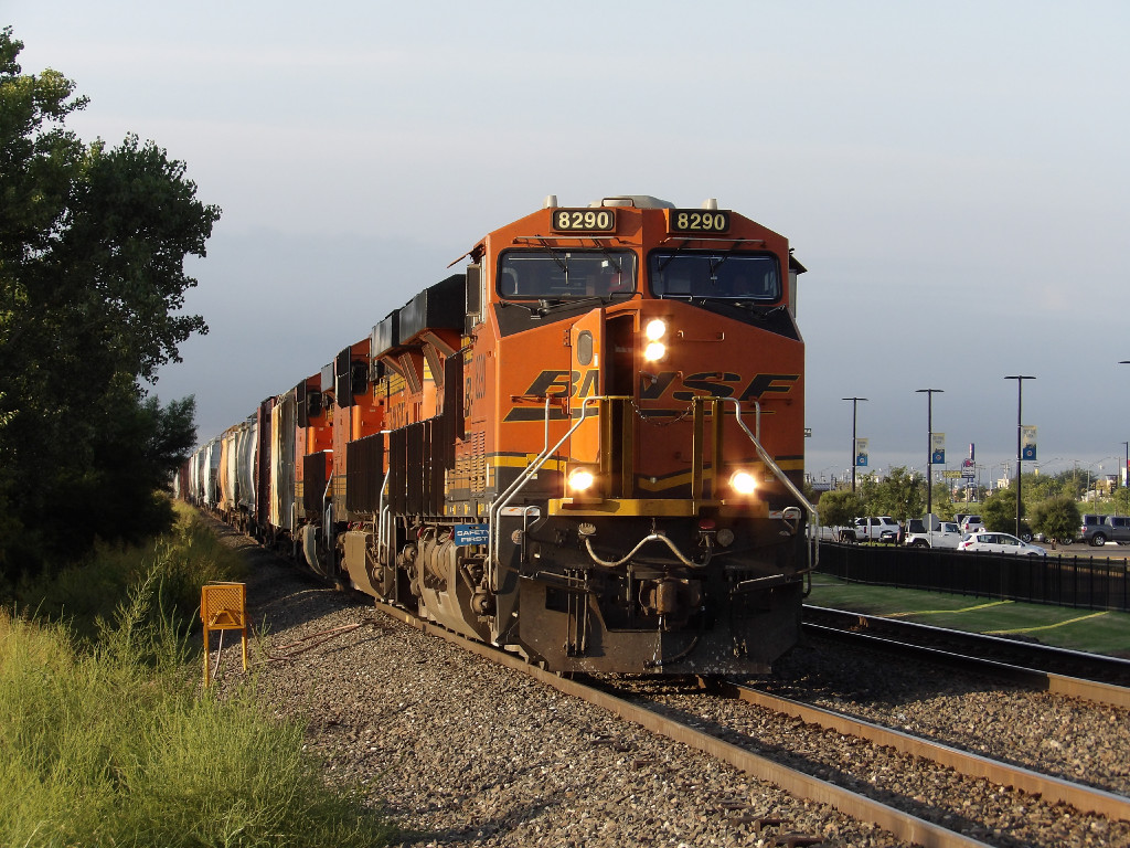BNSF ES44C4 8290
